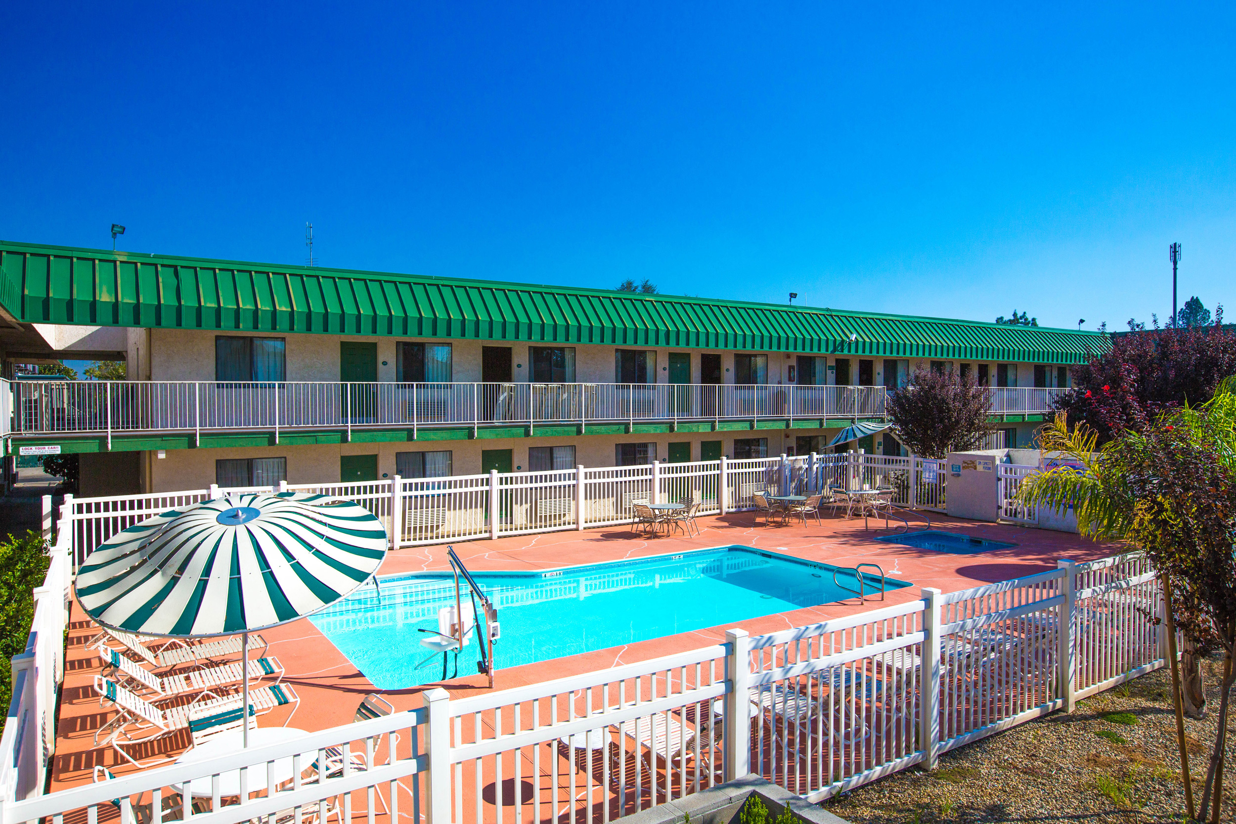 University Inn™ Un hotel económico en Fresno cerca de la Universidad ...